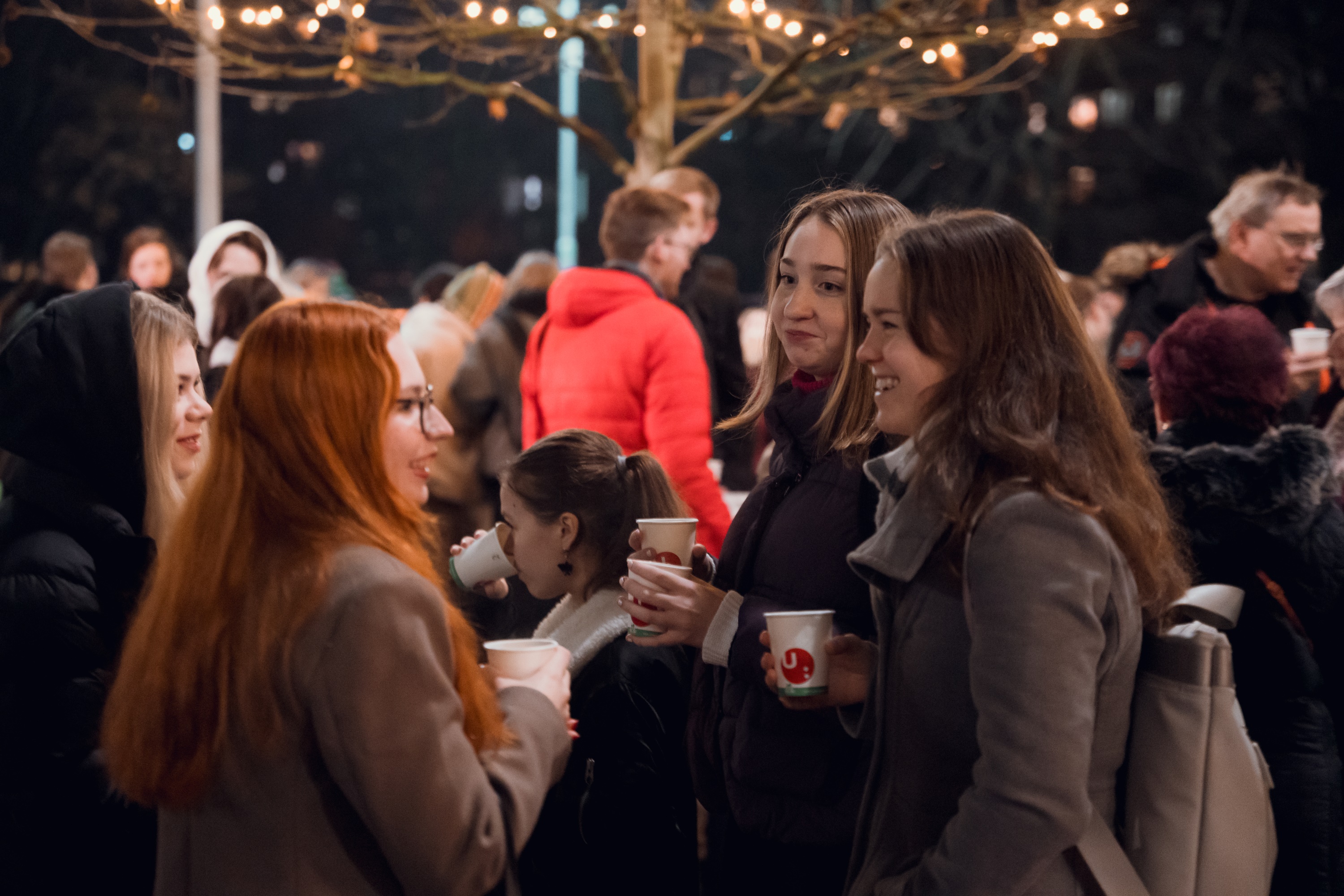 Univerzita Pardubice rozsvítí vánoční strom přání a pomáhá | Univerzita ...
